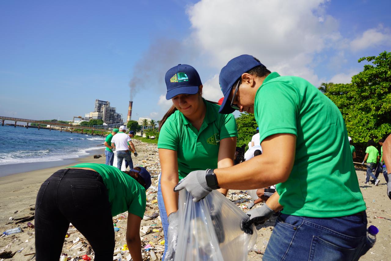OMSA realiza jornada de limpieza de playa El Gringo en Haina, San ...