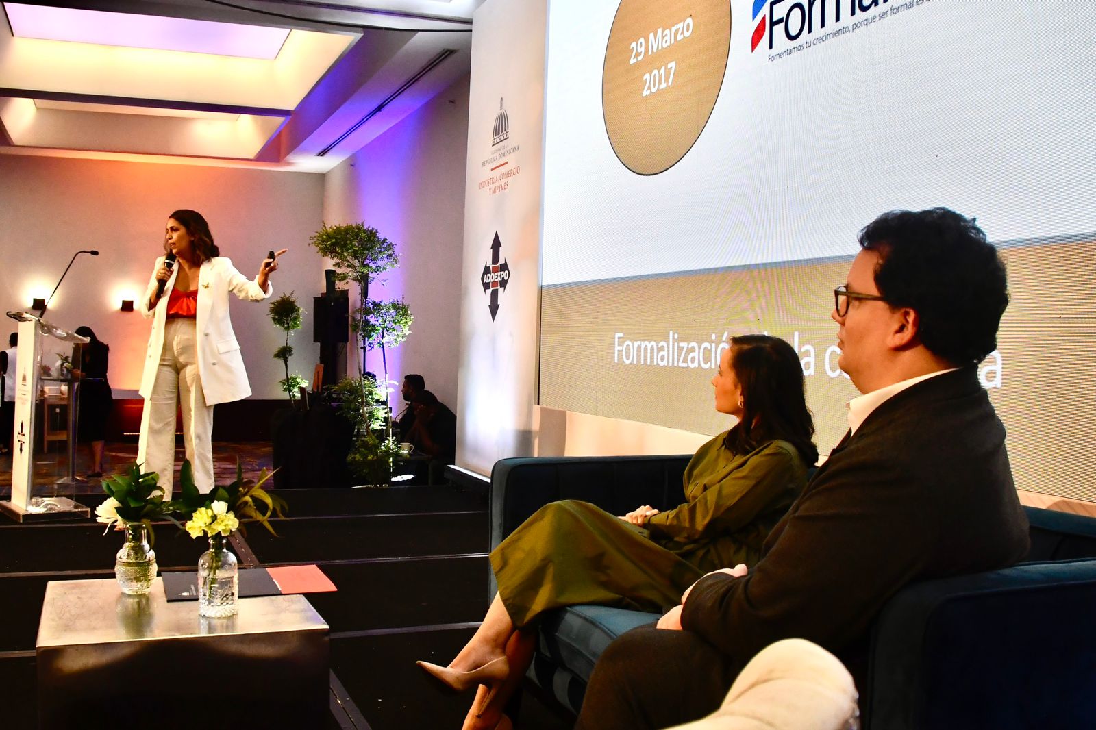 MICM y Adoexpo realizan por primera vez conversatorio con jóvenes ...