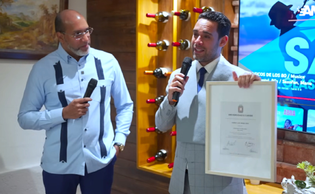Comunicador Albert Mena se gradúa de la universidad luego de 18 años ...