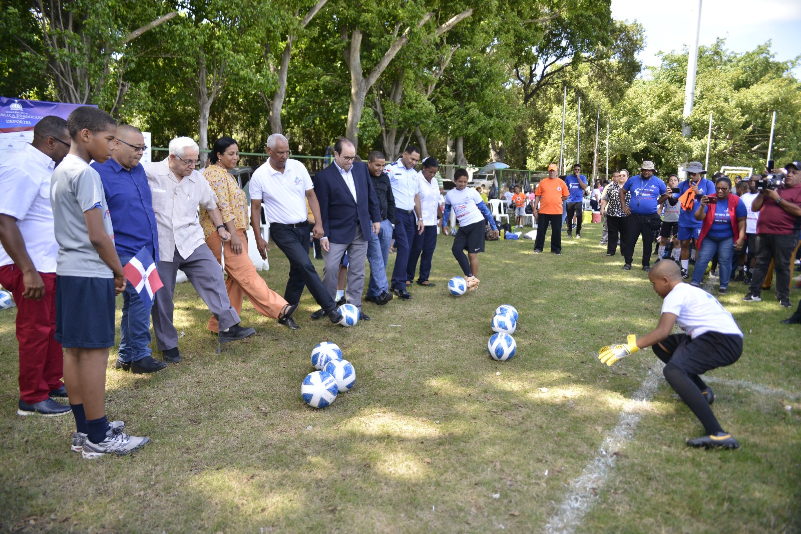 Miderec inaugura “Convivio Escolar de Fútbol U12” en Parque del Este ...
