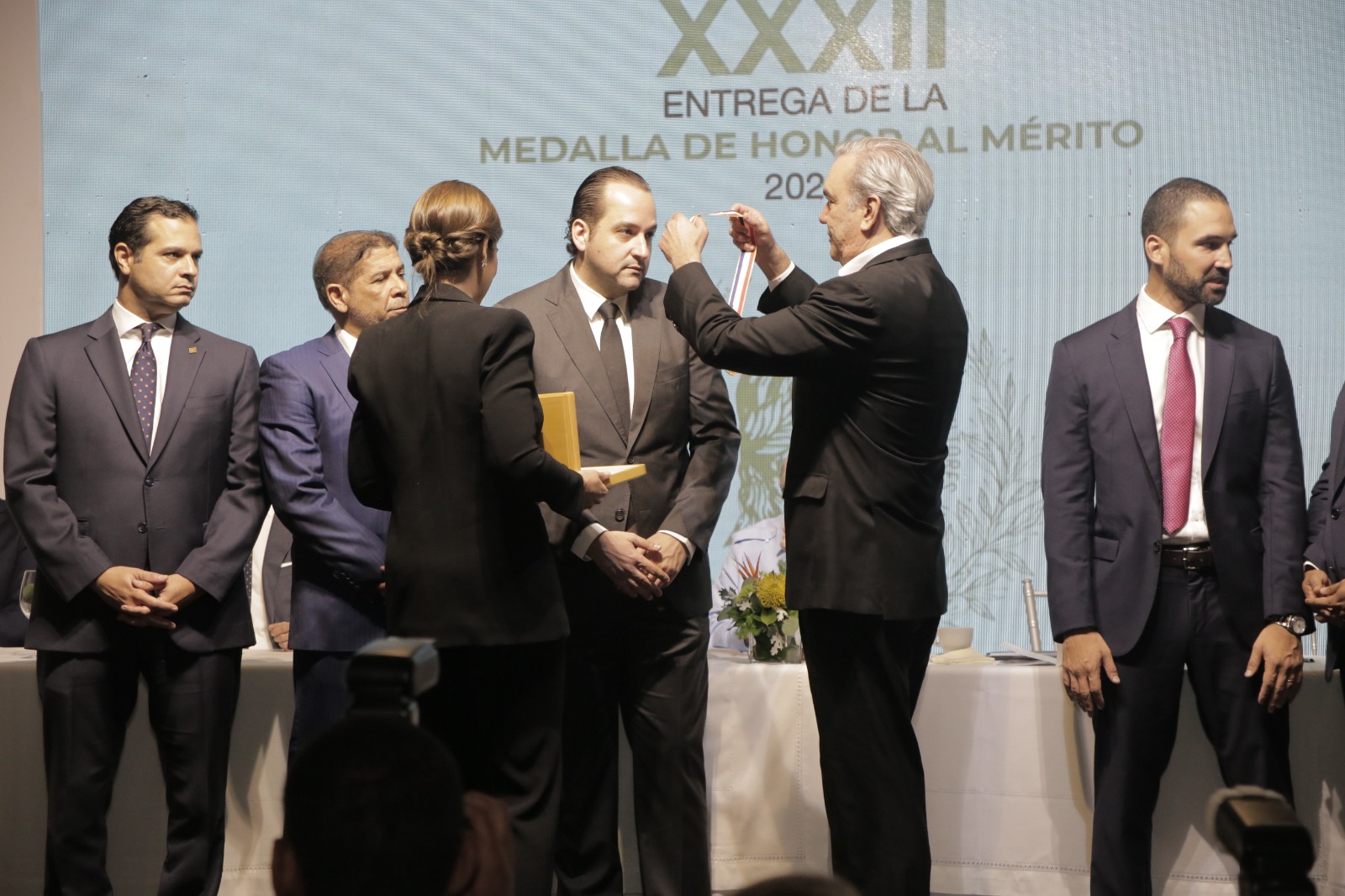 CAEI recibe medalla de honor al mérito por excelencia e innovación en ...