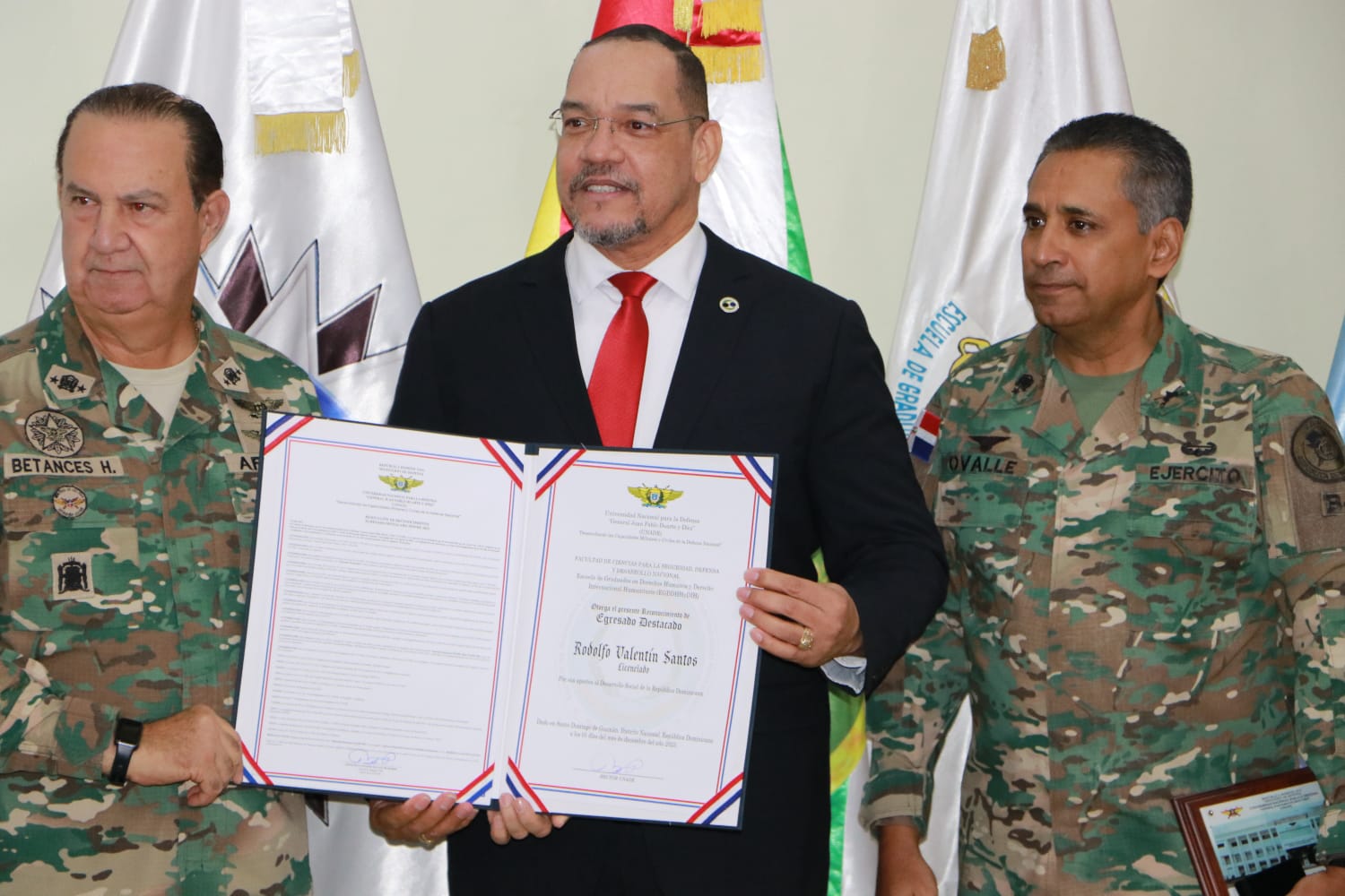 Unade reconoce trayectoria del director de la Oficina de Defensa ...