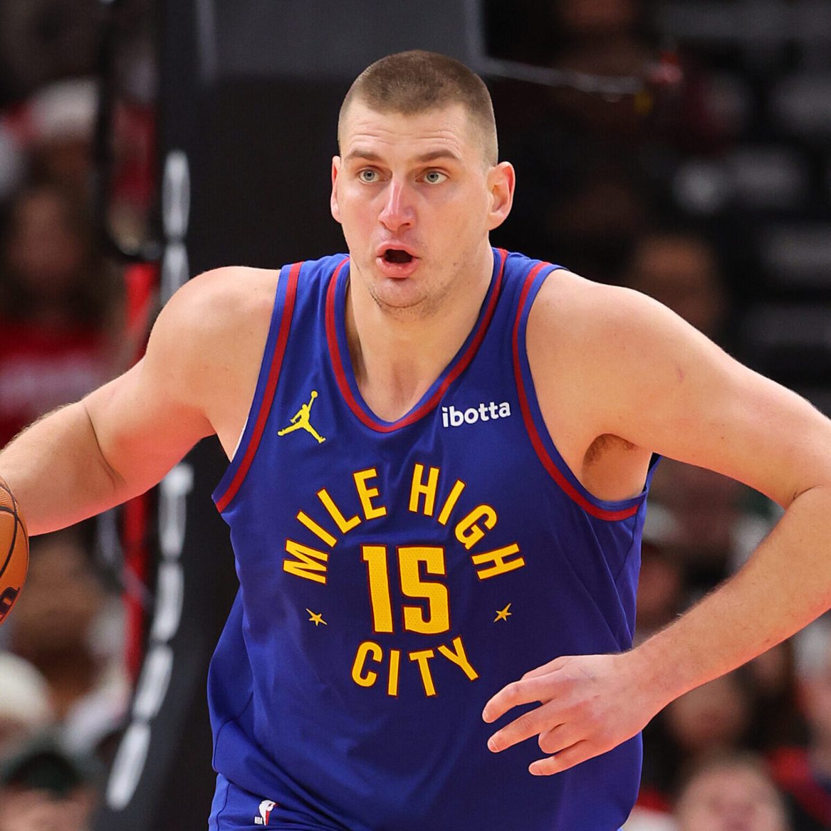 (VIDEO) Jokic regresa tras su expulsión y alcanza los 10 triples dobles ...