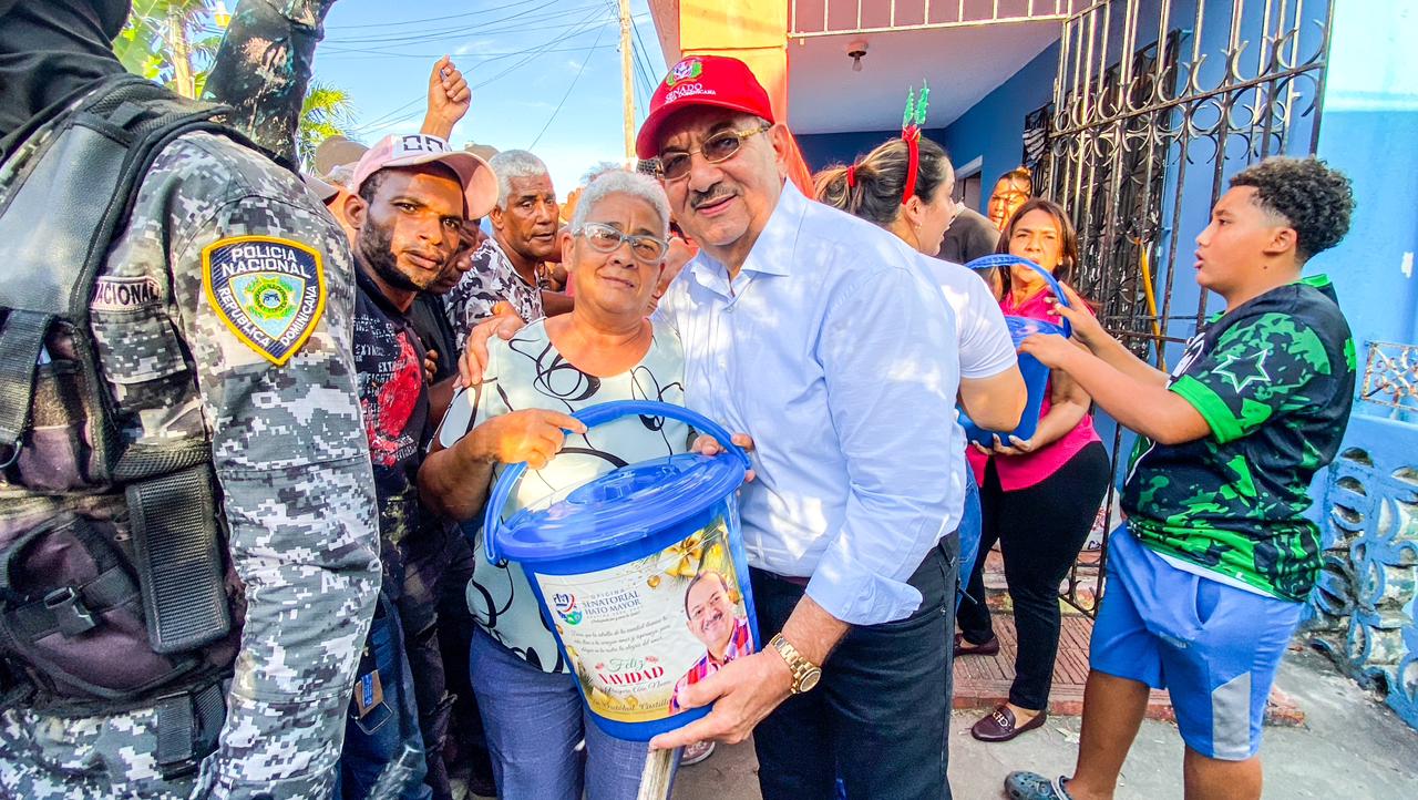 Senador Cristóbal Castillo reparte cubetas y saquitos navideños en Hato ...