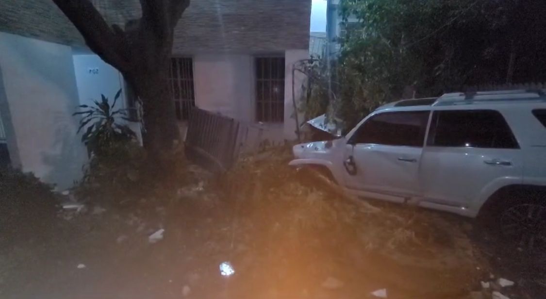 (VIDEO) Mujer pierde el control en yipeta y destruye el frente de una ...