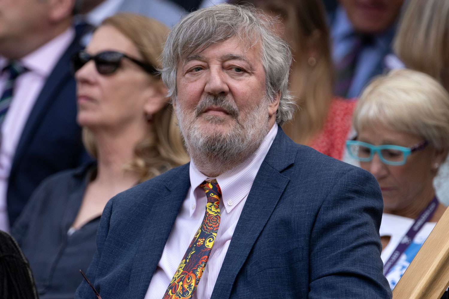 El actor Stephen Fry pide que la Guardia Real británica deje los ...