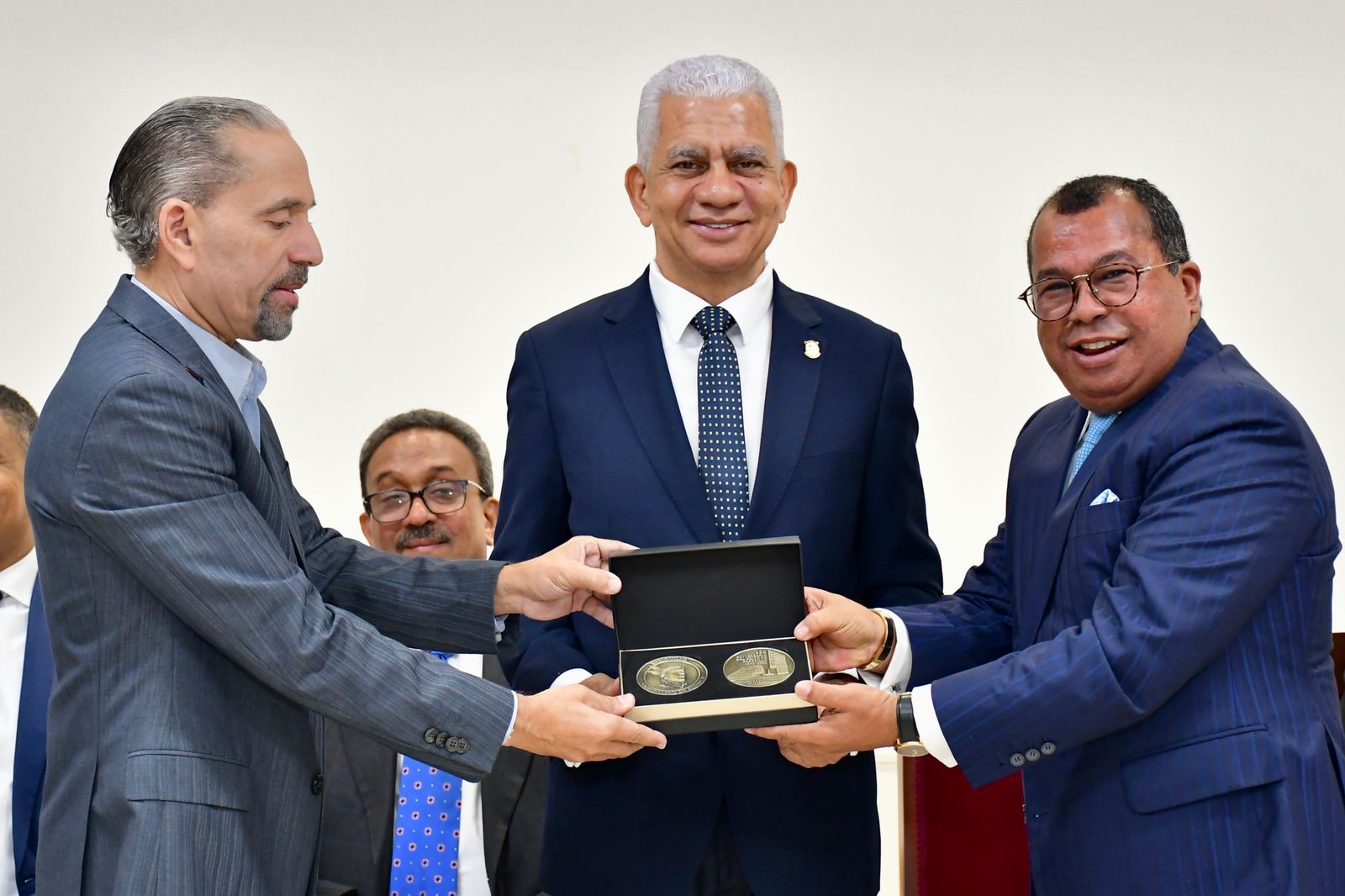 Senado rinde homenaje póstumo al héroe nacional Gregorio Urbano Gilbert ...