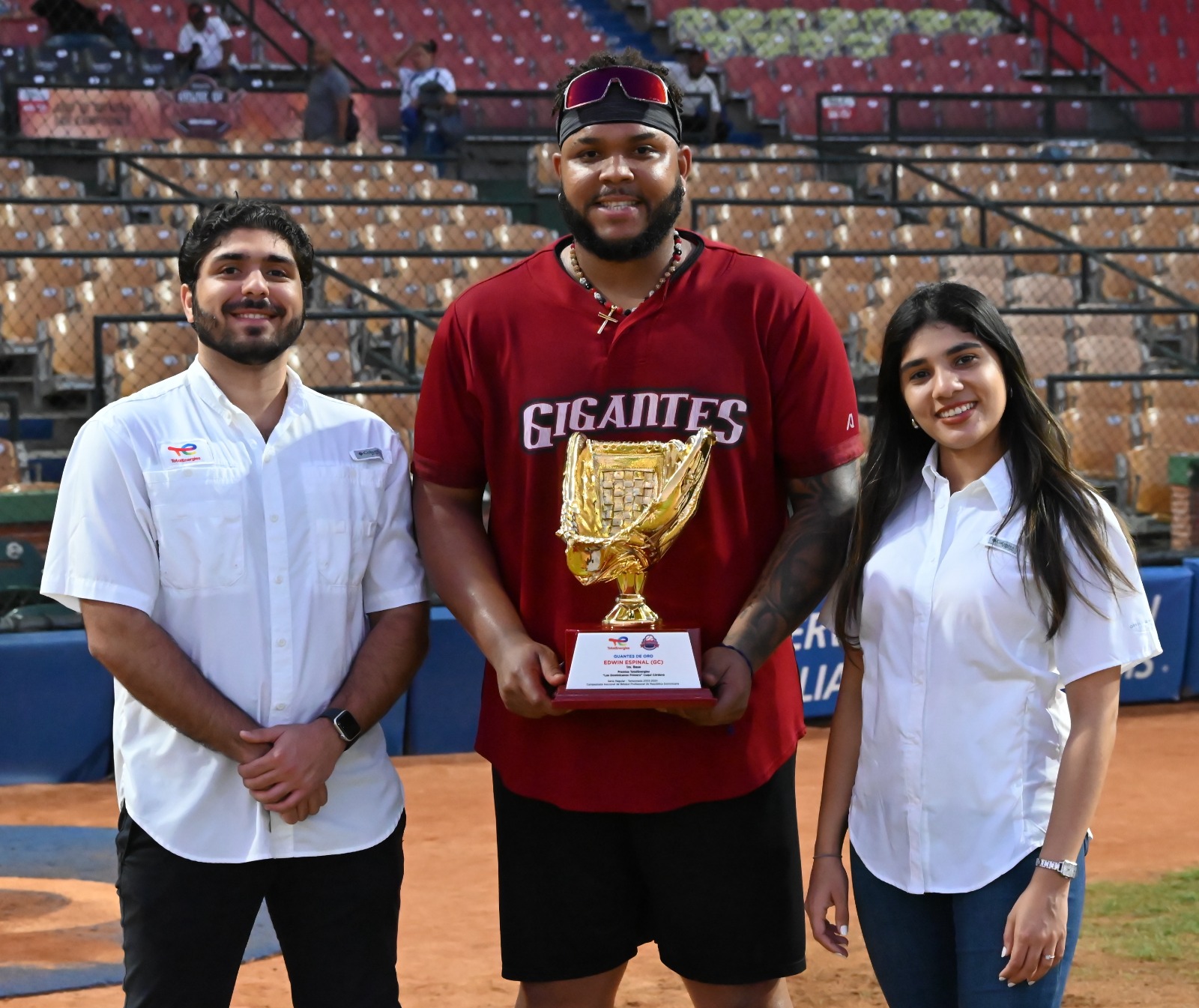 Entregan trofeos a ganadores de premios Los Dominicanos Primero – El ...