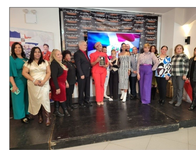 Vicecónsul Isaura Nivar es reconocida por el Comité de La Gran Parada ...