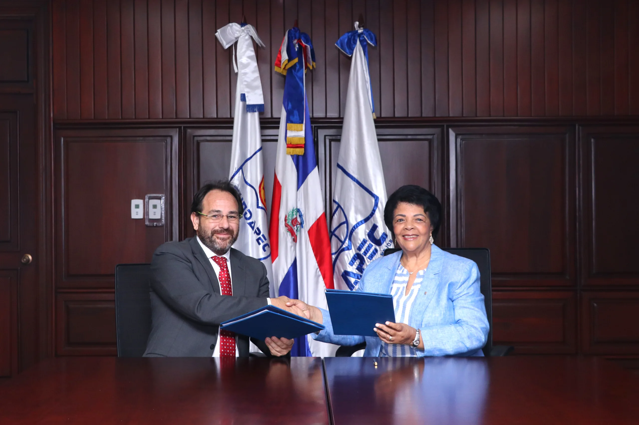 FUNDAPEC firma acuerdo de colaboración de 200 becas con la Universidad ...