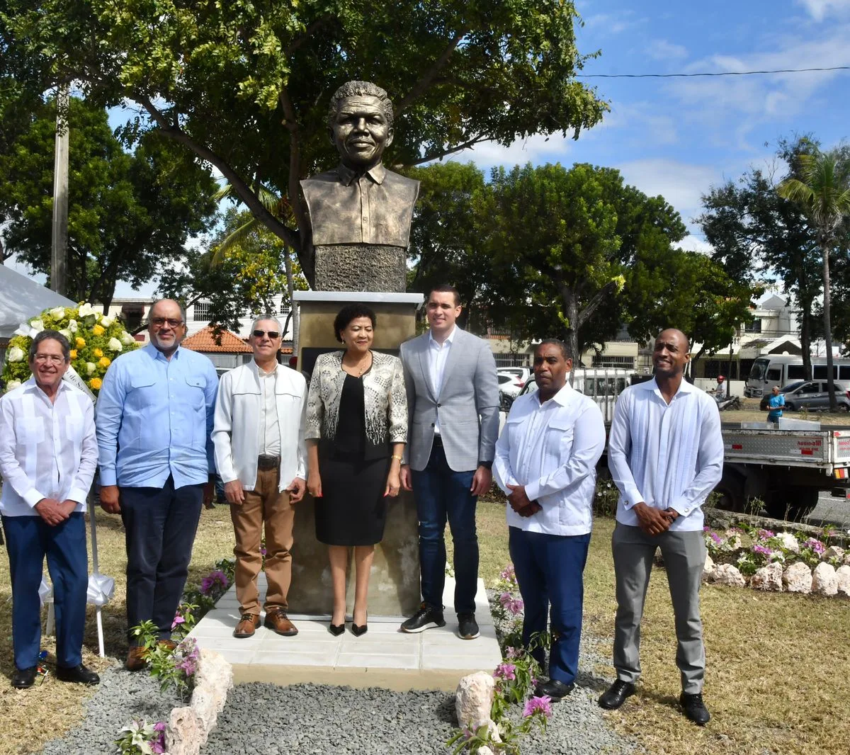 Ayuntamiento de SDE levanta escultura de Nelson Mandela en el Paseo de ...