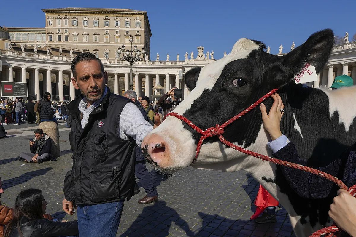 Los agricultores italianos le regalan un tractor al papa y llevan una ...