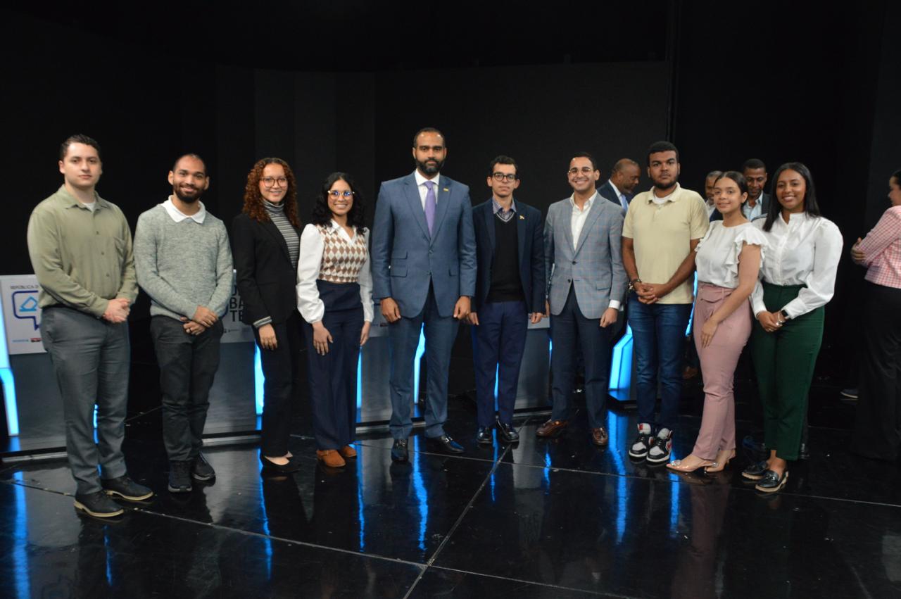 Club de Ideas Políticas de la PUCMM y UNIBE viven experiencia de ...