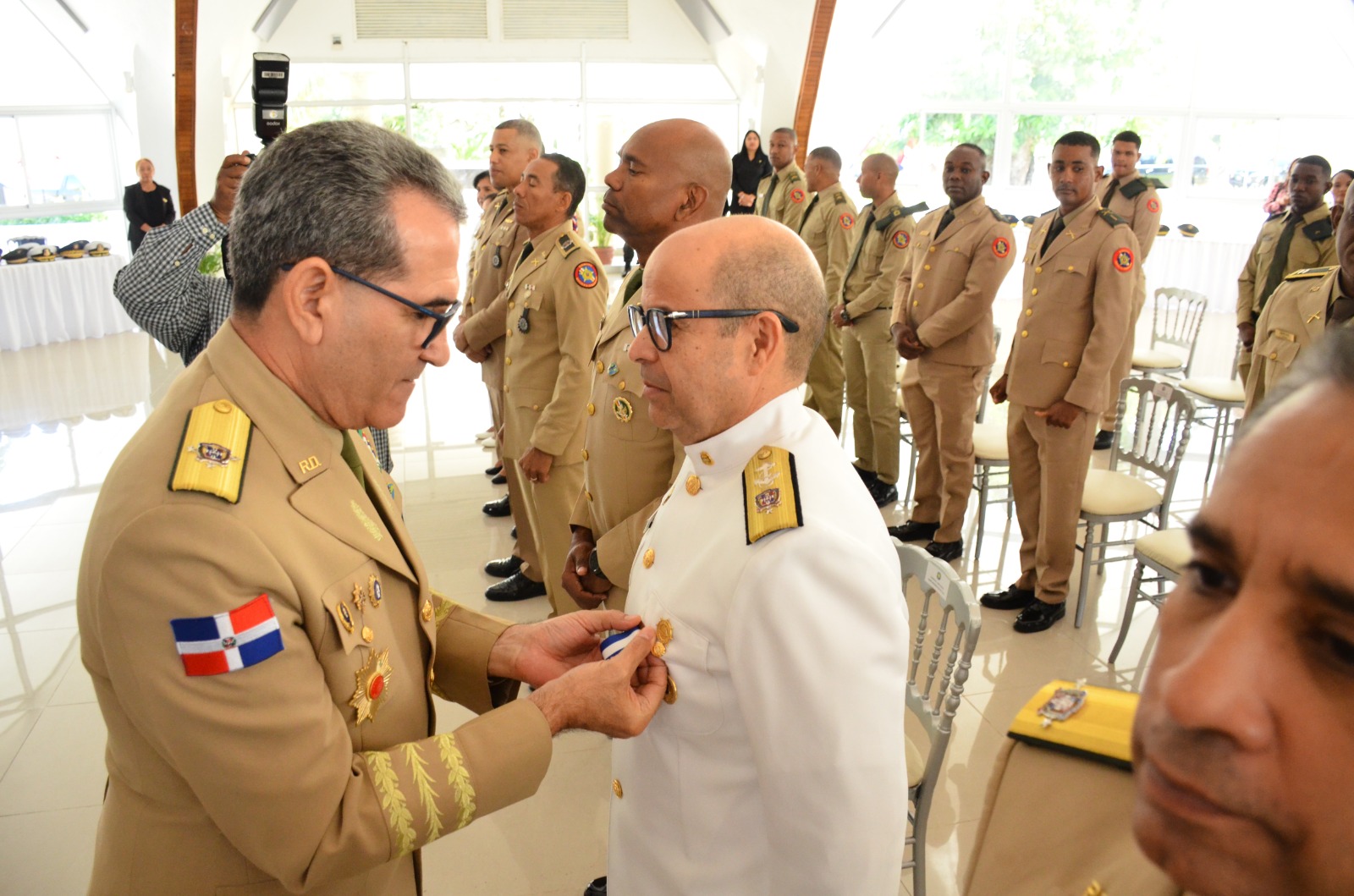 Conferencia de las FFAA Centroamericanas condecora 87 militares ...