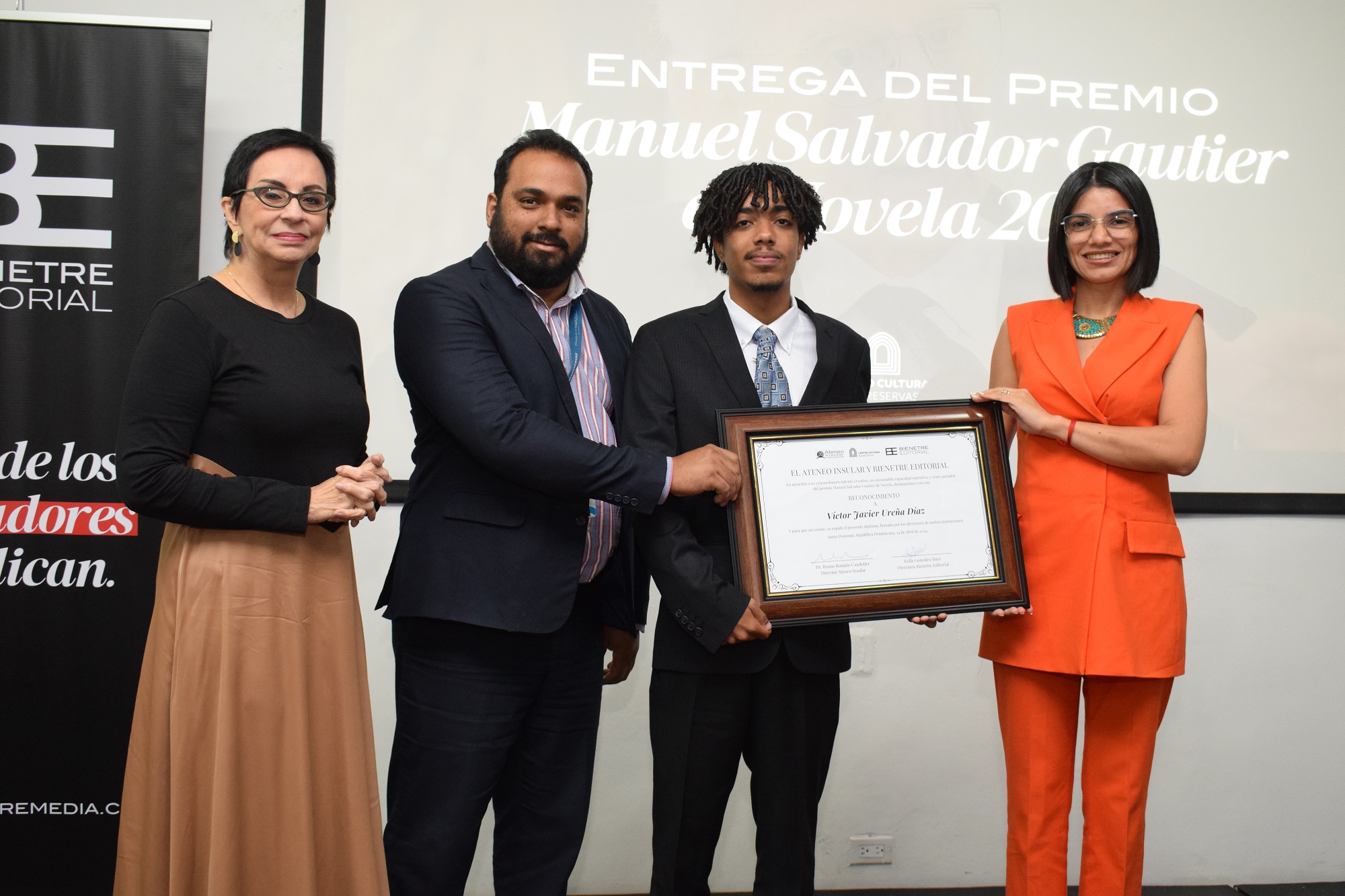 Entregan a Víctor Xavier el Premio Manuel Salvador Gautier de Novela ...