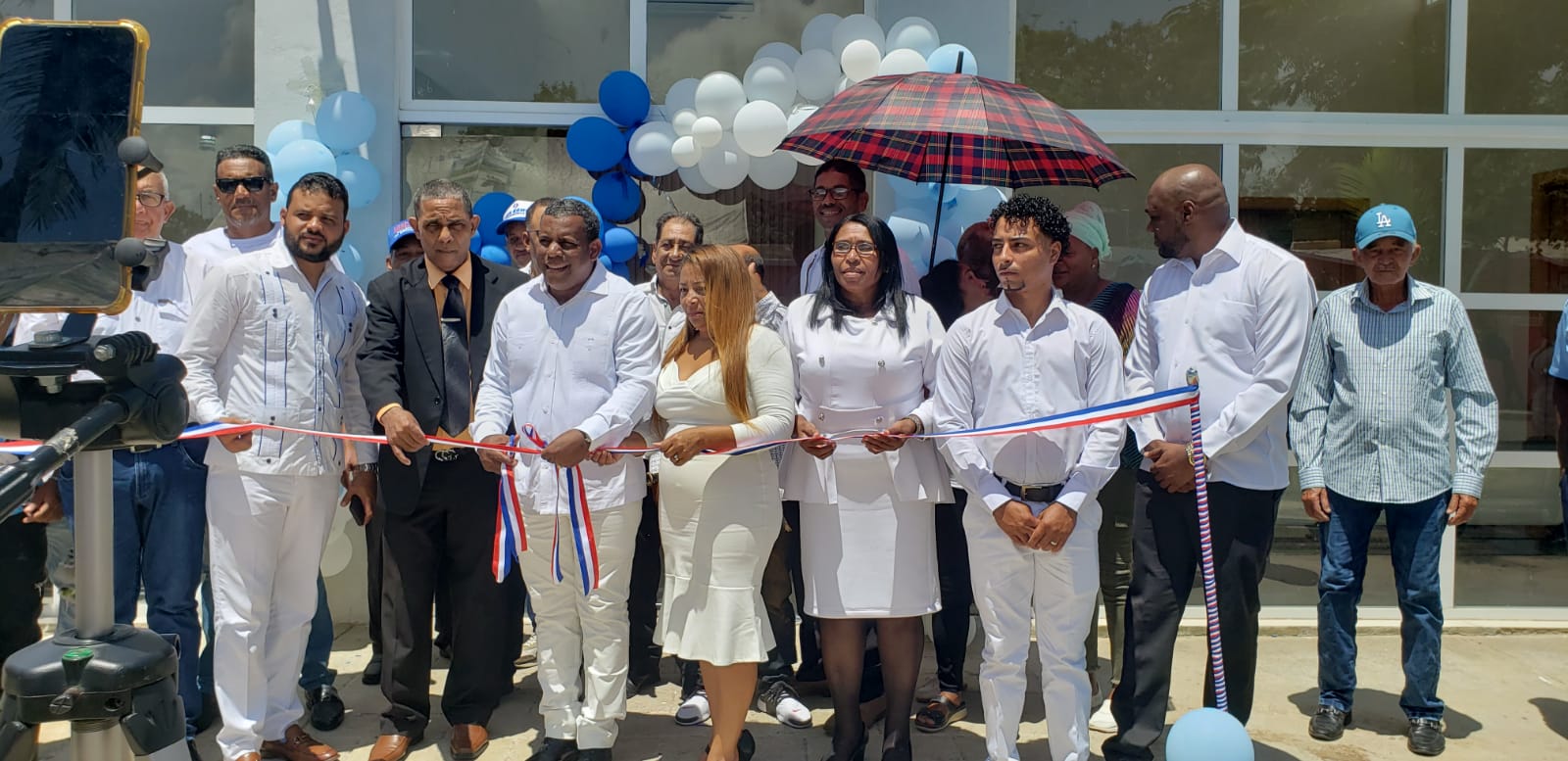 Alcalde reelecto inaugura funeraria y entrega camión a bomberos en El ...