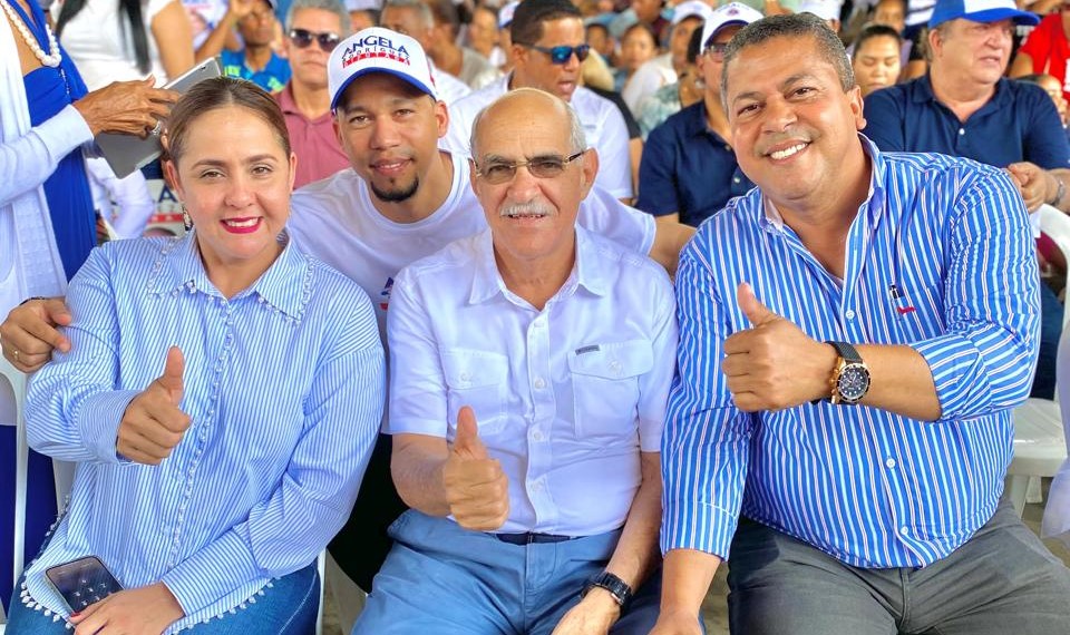 Senador Eddy Nolasco entrega su placa a Odalis Rodríguez; asegura PRM ...