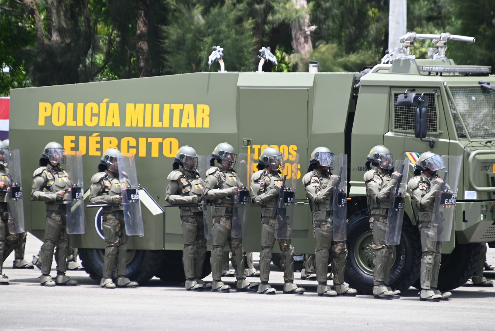 Ejército recibe flotilla de vehículos por parte del presidente Luis ...
