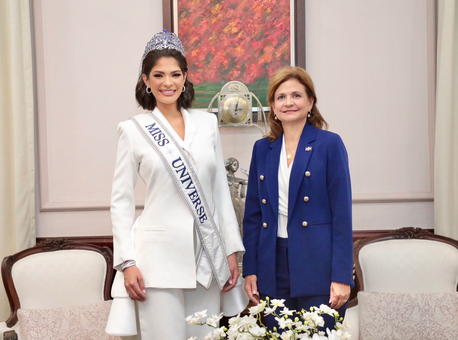 Raquel Peña recibe visita de Miss Universo 2023 y Miss República ...