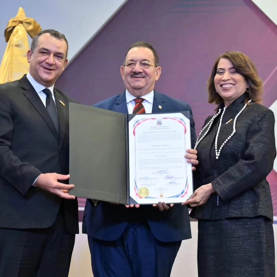 Cristóbal Venerado Castillo recibe certificado lo acredita por segunda ...