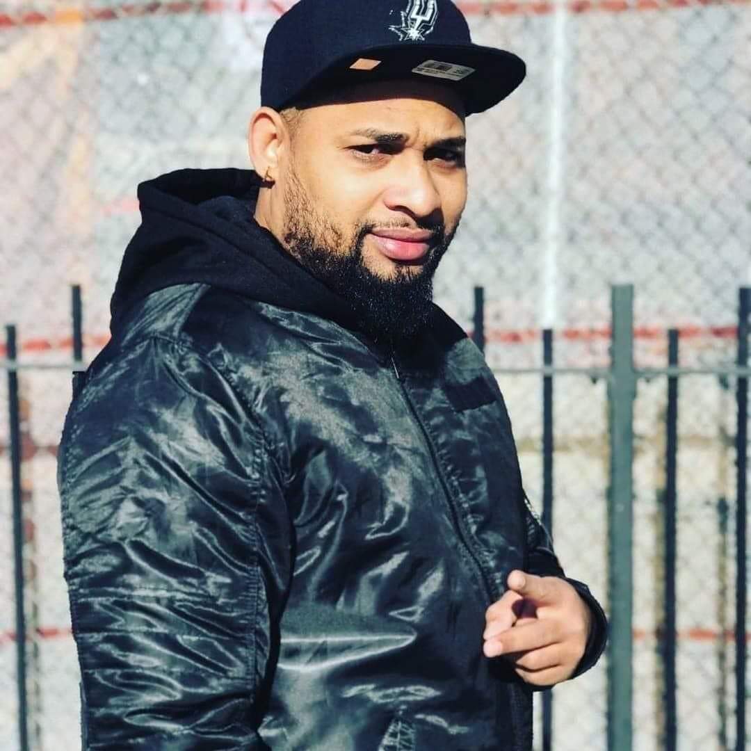 Policía activa búsqueda de hombre vinculado a muerte de dos jóvenes en ...