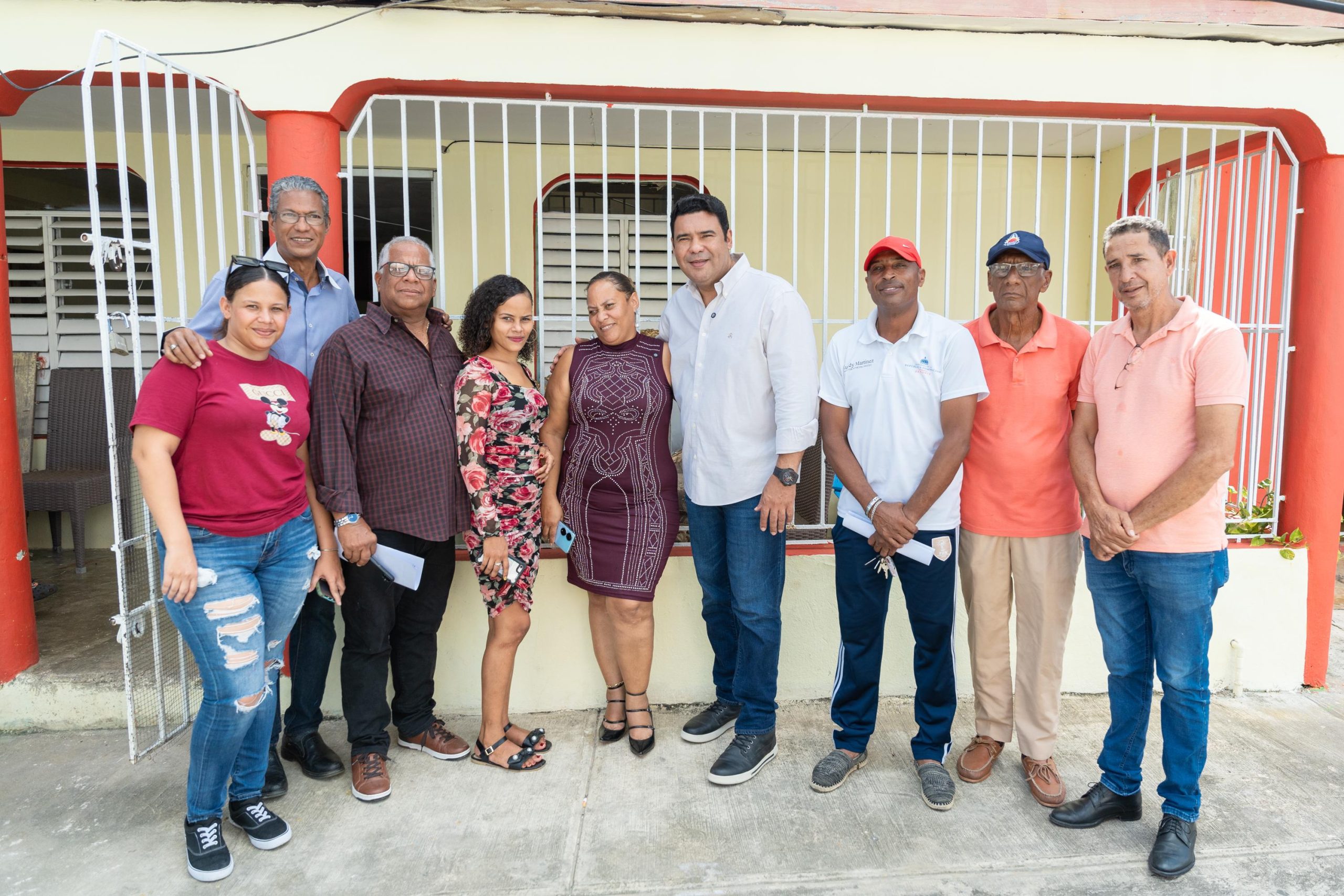 Senador Rafael Duluc «Cholitin» hace entrega de un solar a la madre del ...