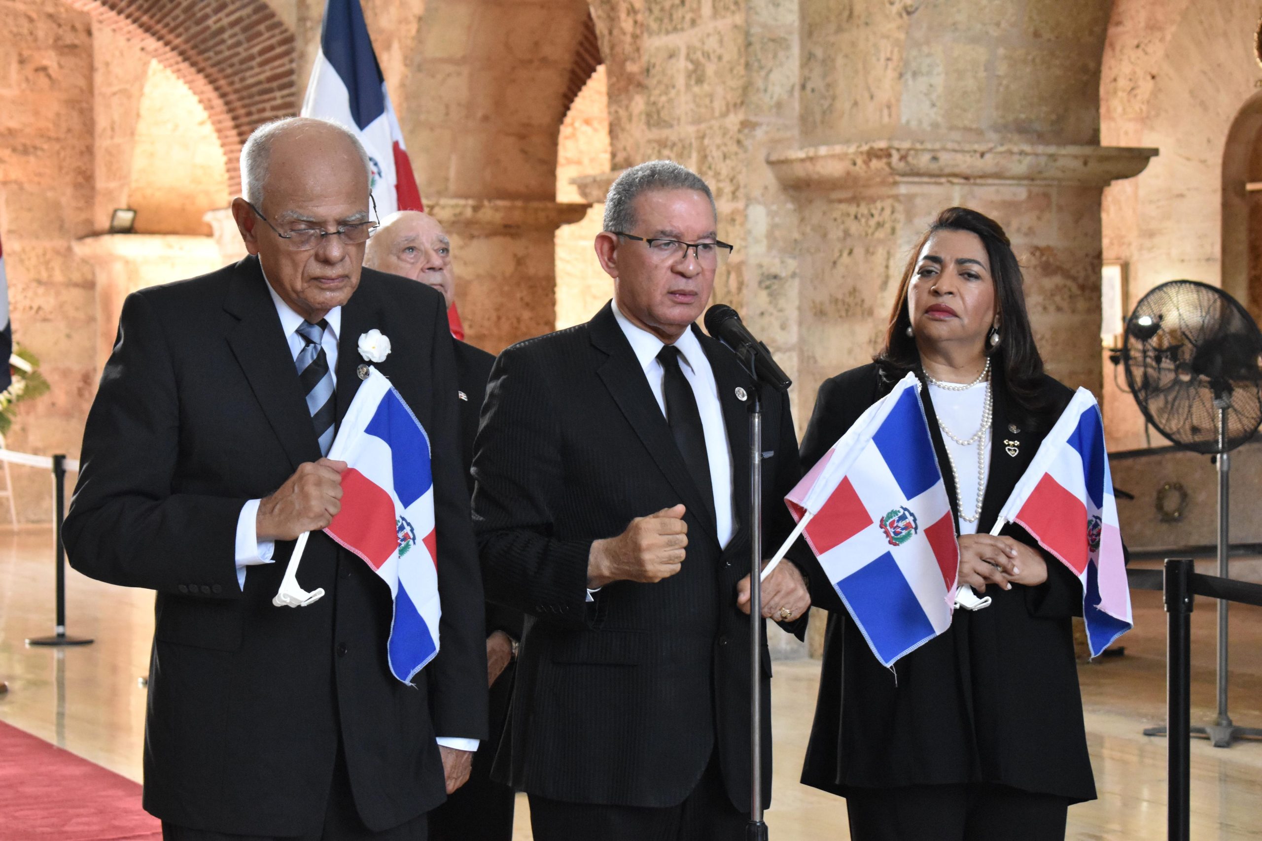 Duartianos exigen retiro de restos de Pedro Santana del Panteón ...