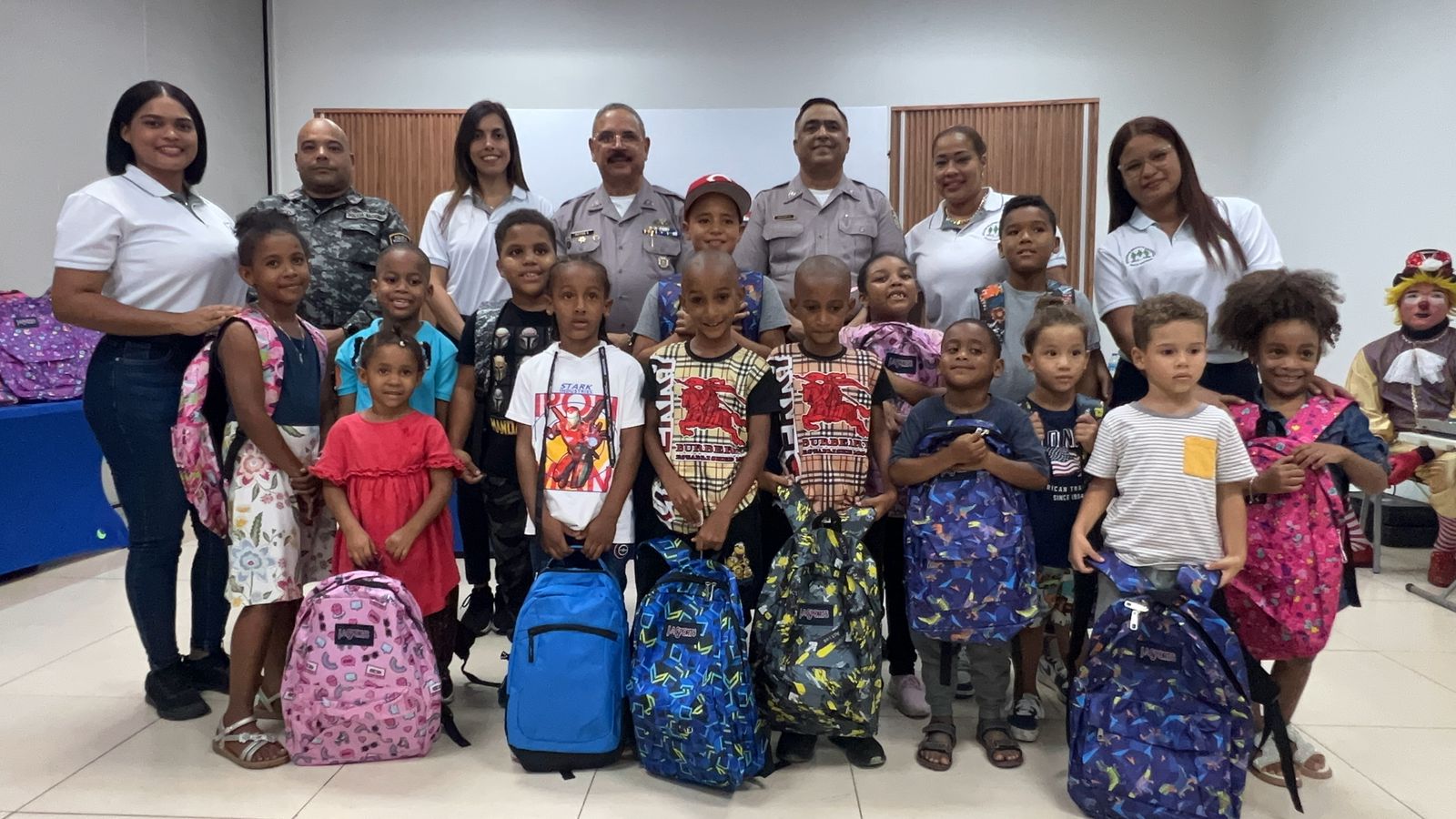 Aseopna entrega útiles escolares a niños de Santiago – El Nuevo Diario ...