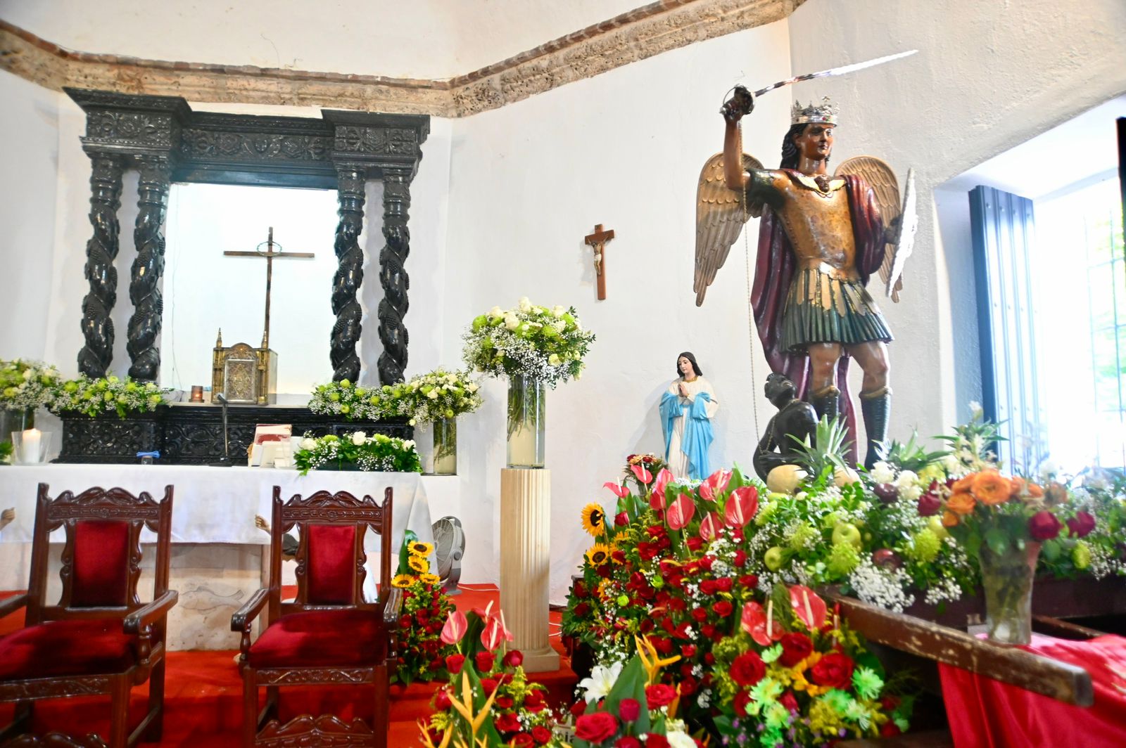 Con espada en manos, San Miguel Arcángel recibe católicos claman ...