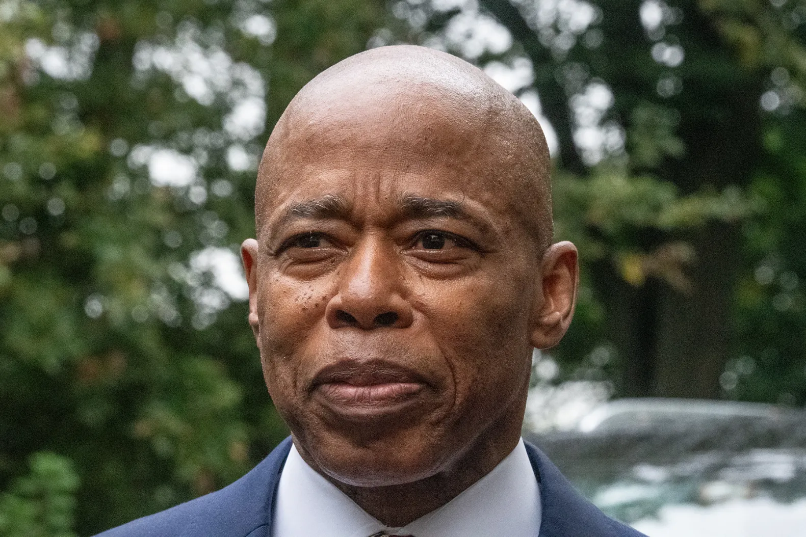 Líder del Distrito 86, Steve Santana, defiende al alcalde Adams ante ...