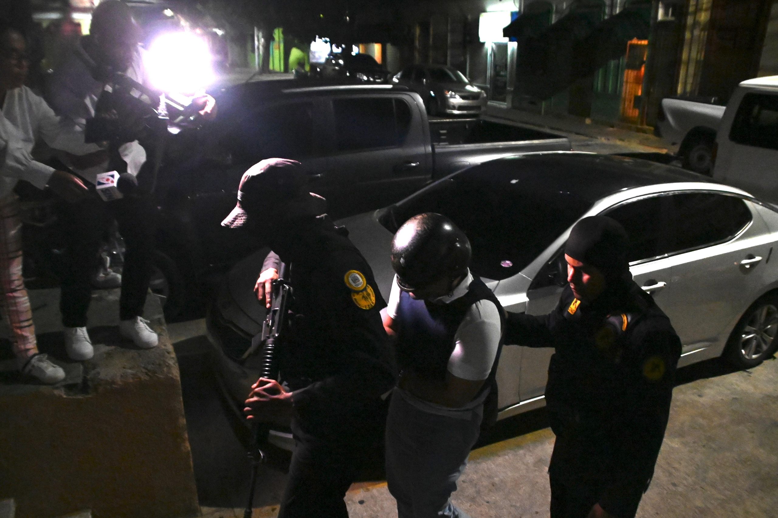 (VIDEO) Trasladan a Jochi Gómez desde PGR al Palacio de Justicia de ...