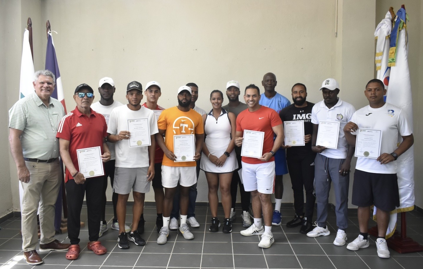 Fedotenis entrega diplomas a entrenadores que participaron en Curso ...