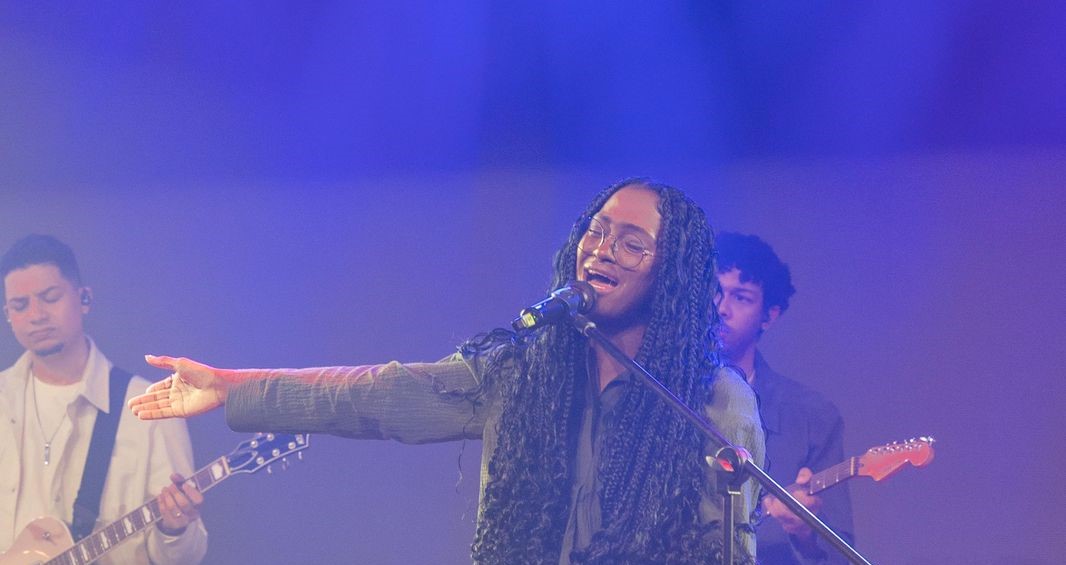 Rompan El Techo, el nuevo sencillo de Génesis Colón – El Nuevo Diario ...