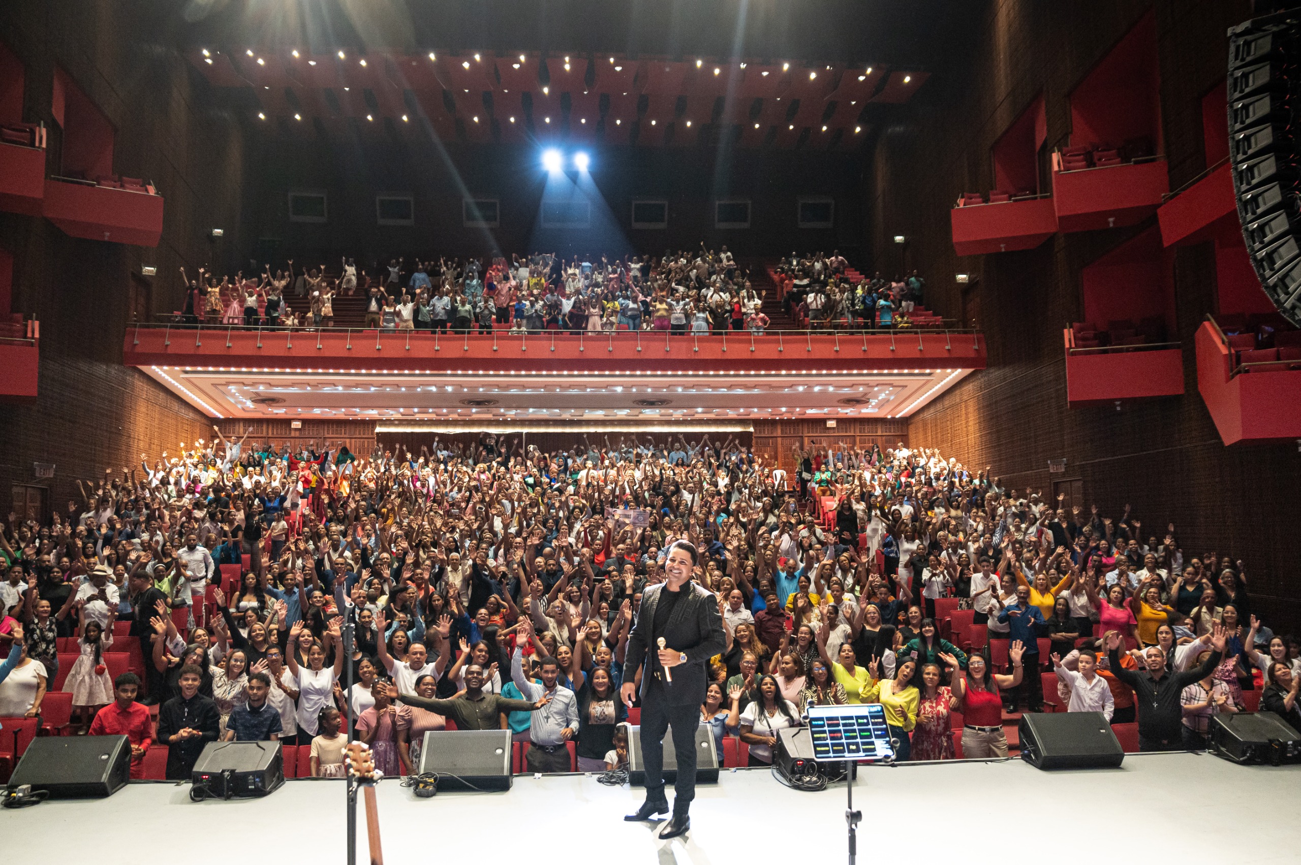Edwin Jáquez conquista el Gran Teatro del Cibao con un concierto de ...