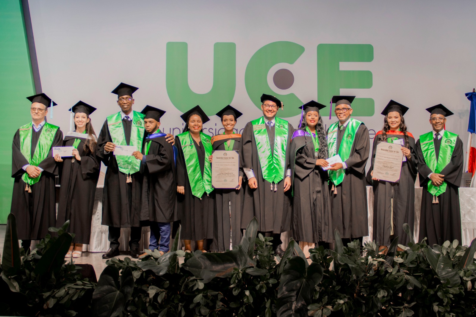 La UCE inviste a 579 nuevos profesionales en su CXLVI Graduación de ...