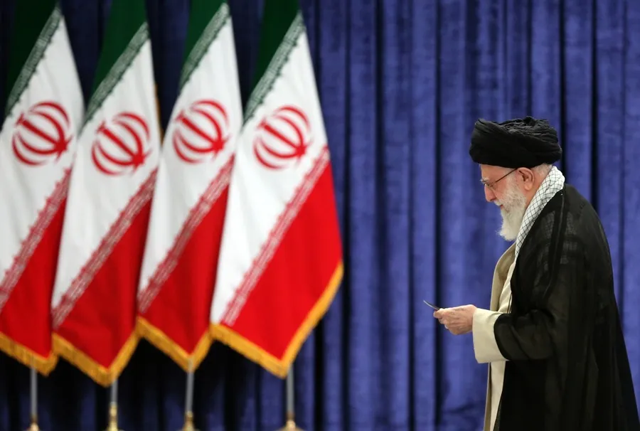 Irán insinúa que podría cambiar su doctrina nuclear para “defenderse ...