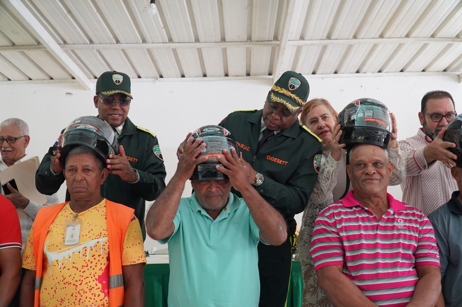 DIGESETT llega a La Vega con su programa «Un casco para salvar tu vida ...