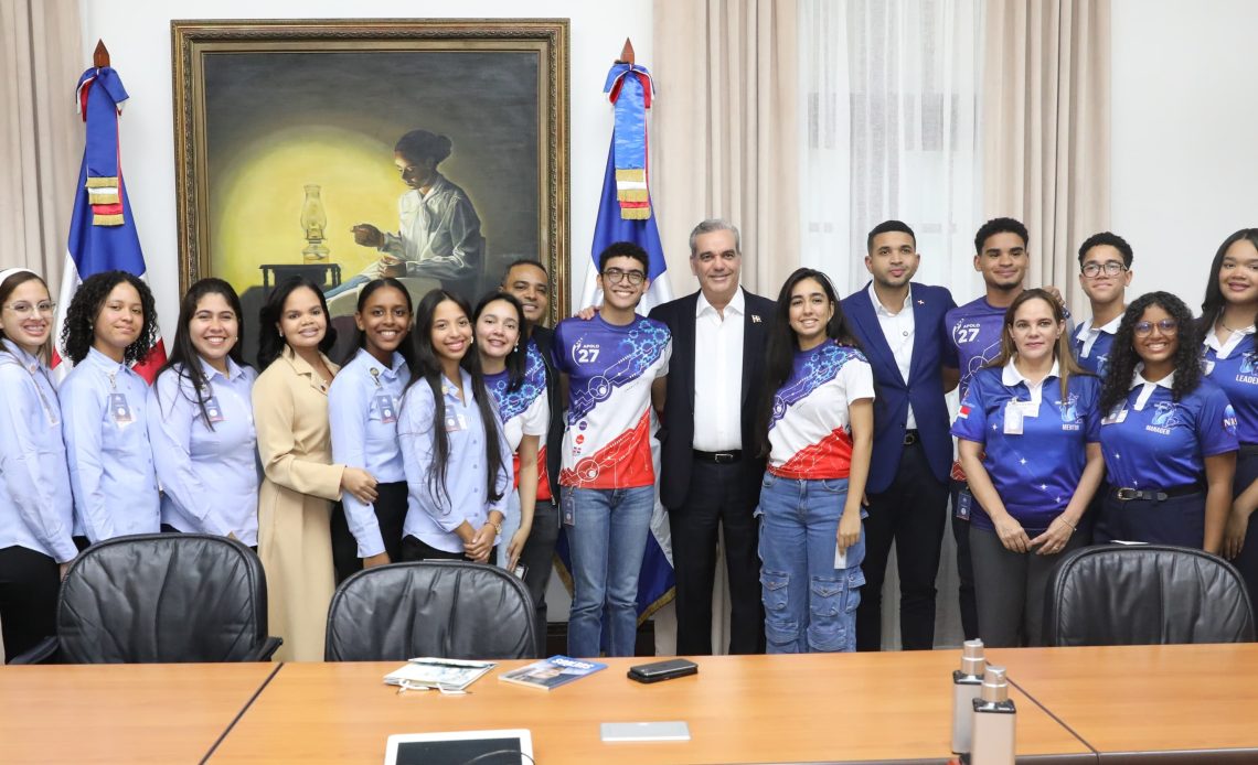 Abinader recibe en el Palacio Nacional a estudiantes que participan en ...