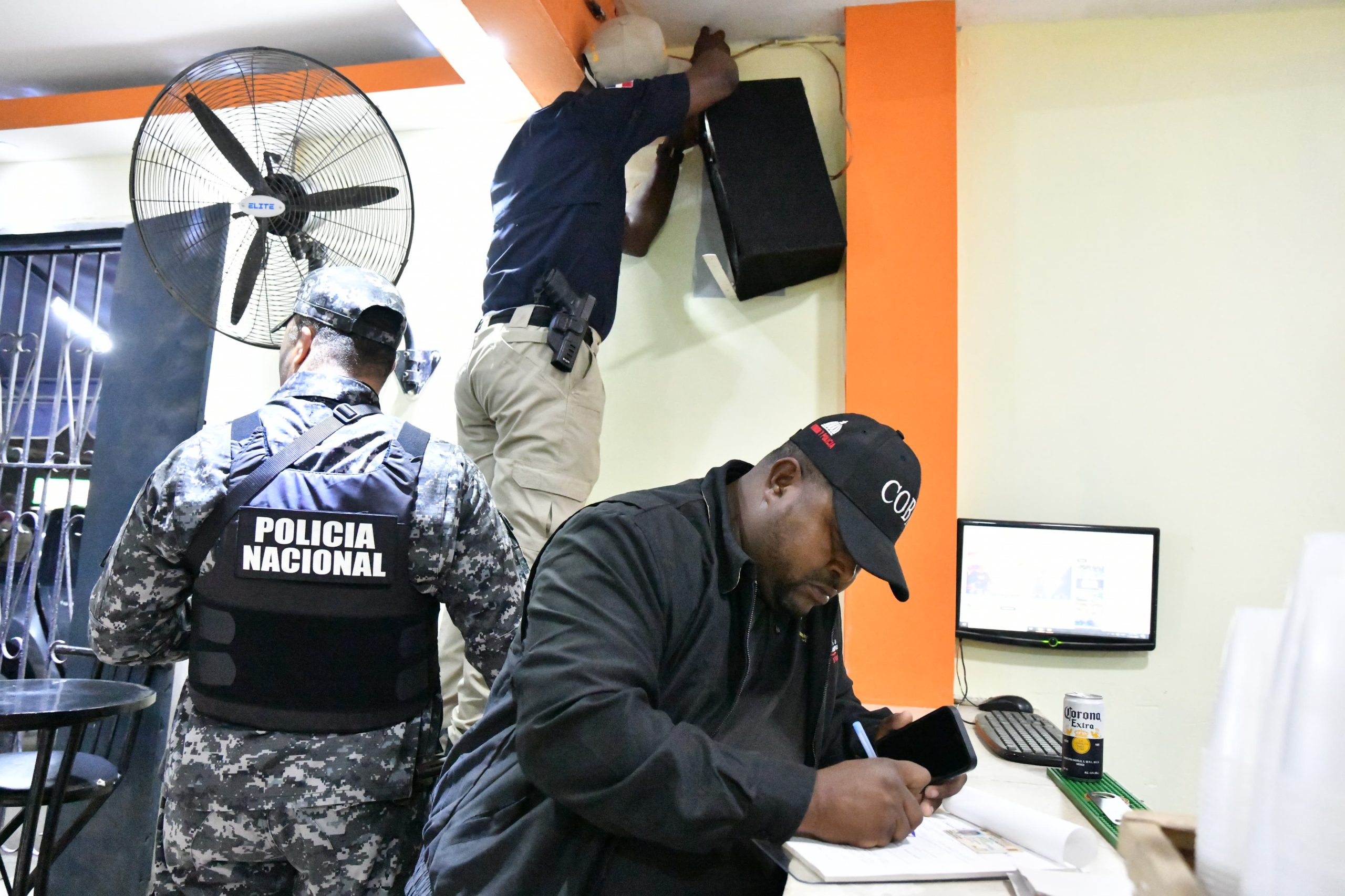 Autoridades apresan 18 personas y notifica 17 centros nocturnos de La ...