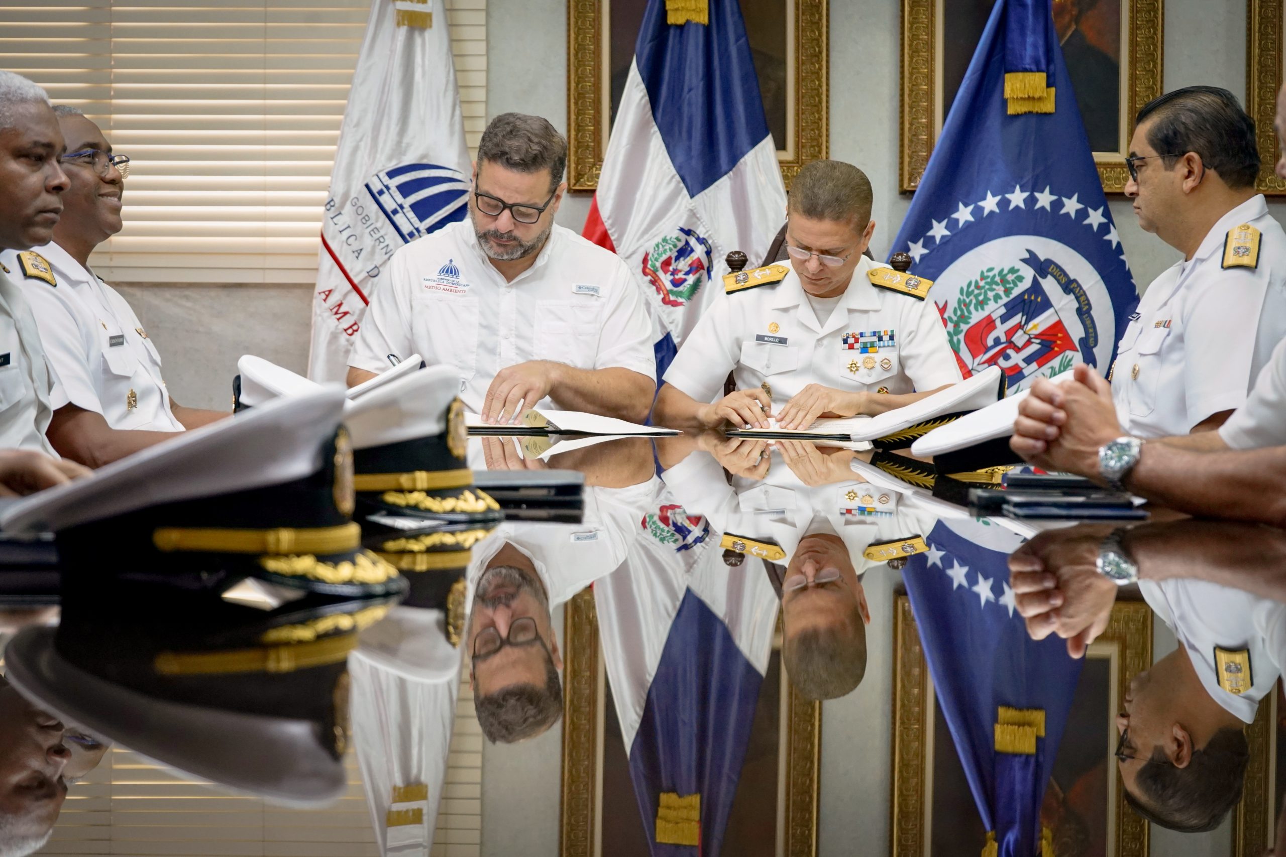 Medio Ambiente y la Armada firman acuerdo para proteger las Dunas de ...