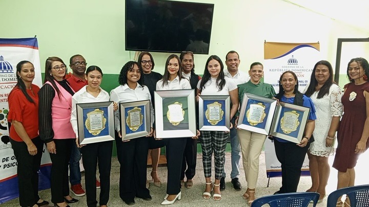 Regional 09 reconoce a estudiantes de máxima excelencia 2023-2024 – El ...