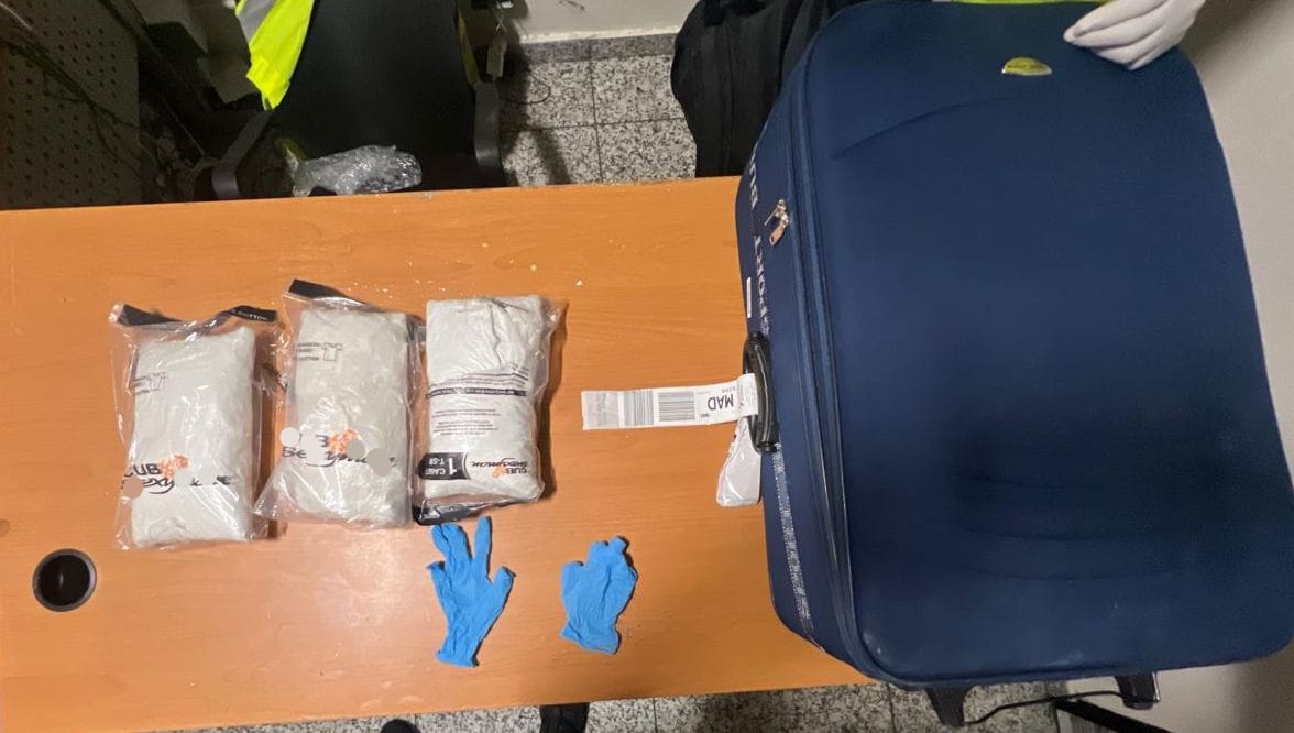 Autoridades detienen ciudadano dominico-español en el AILA con tres ...