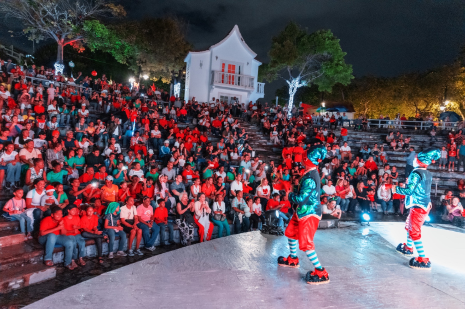 Carolina Mejía organiza show navideño para niños de Capotillo, Las ...