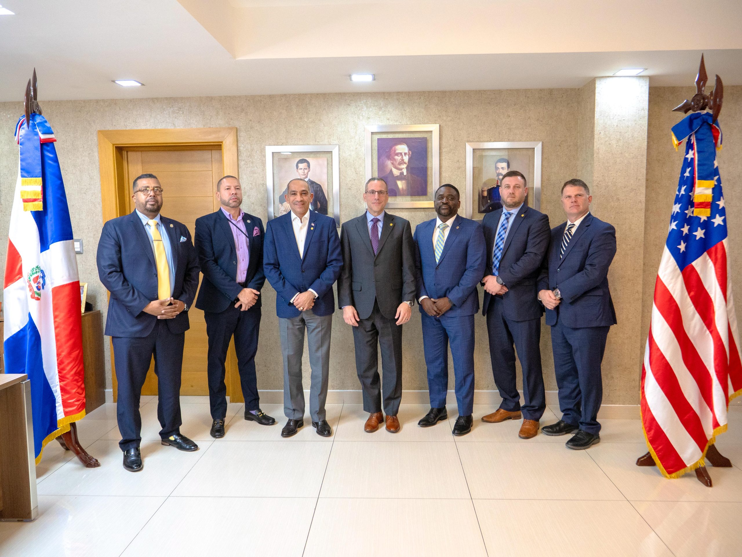 Agentes especiales de la DEA y director de Operaciones visitan ...