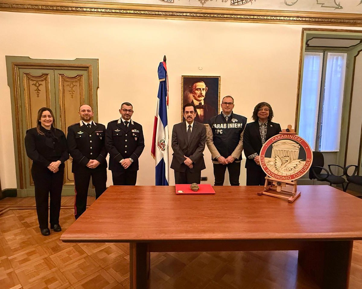 Carabinieri TPC entrega pieza arqueológica indígena al embajador Tony ...