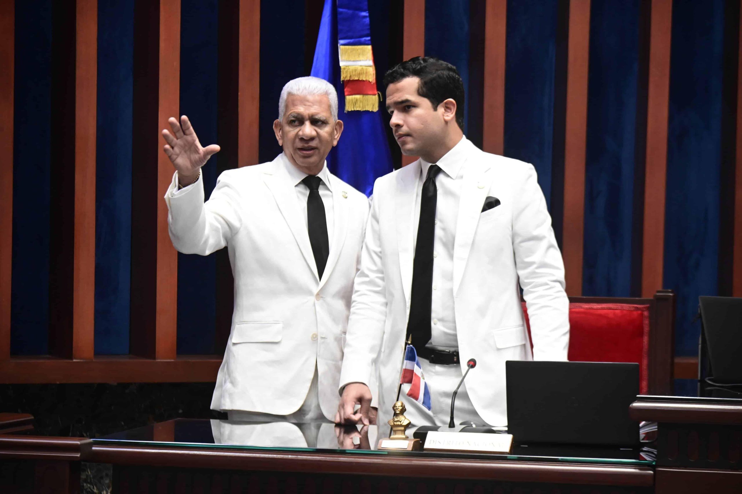 Omar celebra aprobación de su primera ley en el Senado; agradece a De ...