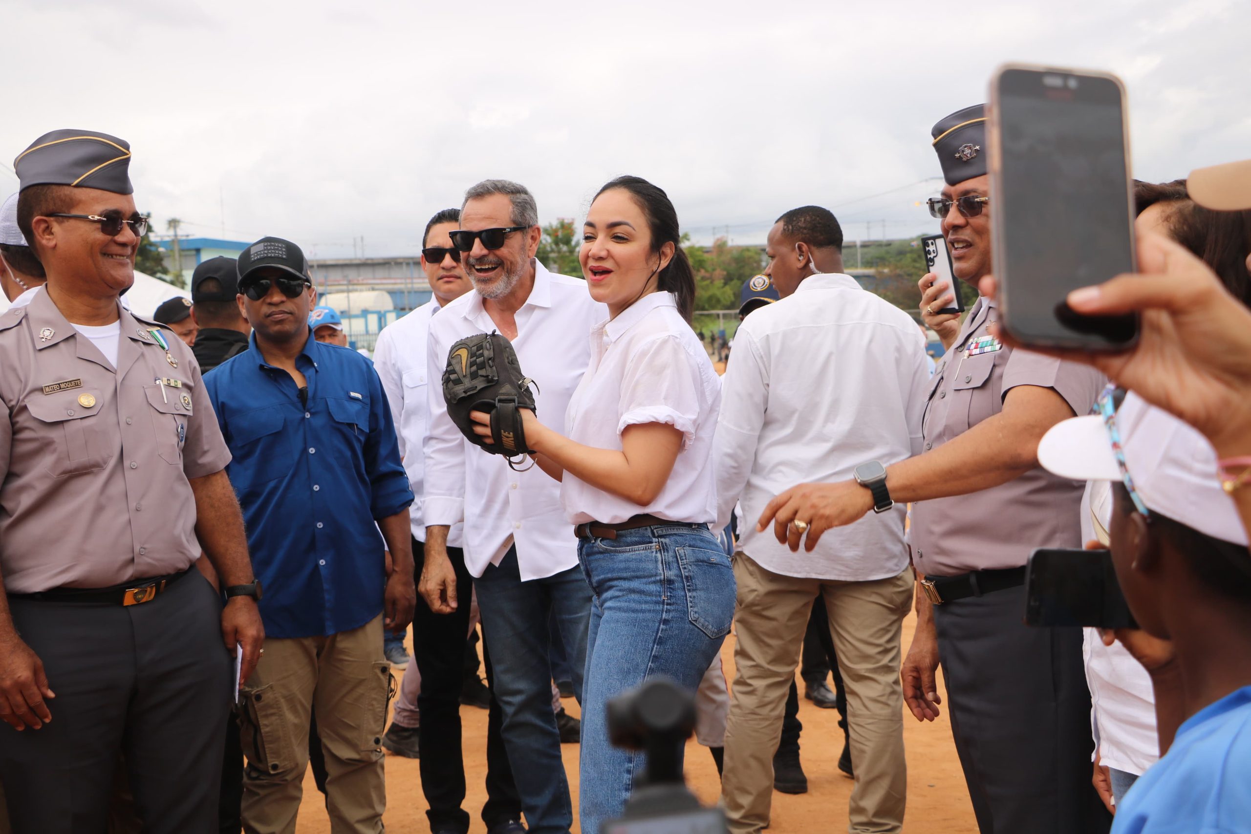 Policía Nacional y DCNB entregan play de béisbol La Zurza – El Nuevo ...
