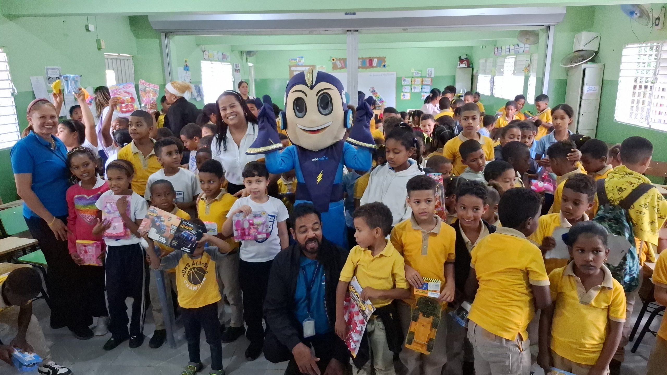 Voluntariado “Manos que Iluminan” de Edenorte distribuye juguetes en ...