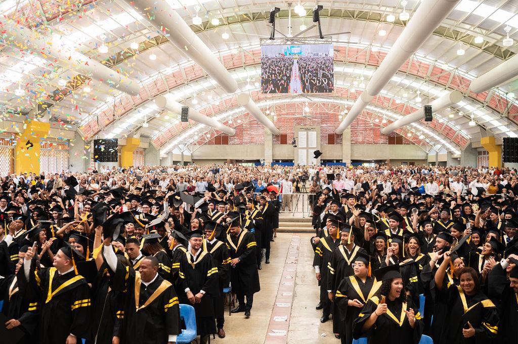 Pucmm entrega 874 nuevos profesionales con un llamado a la ética y la ...