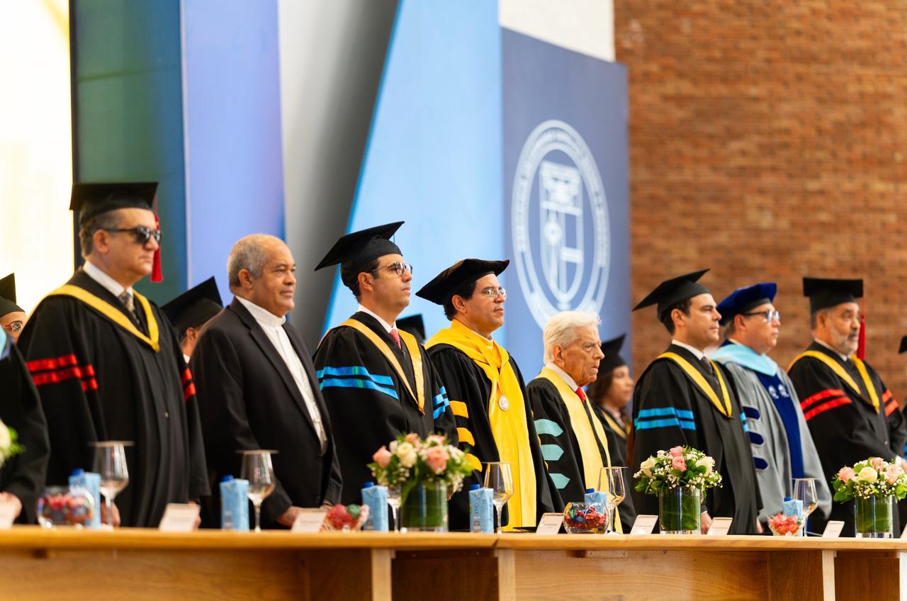 Pucmm entrega 874 nuevos profesionales con un llamado a la ética y la ...